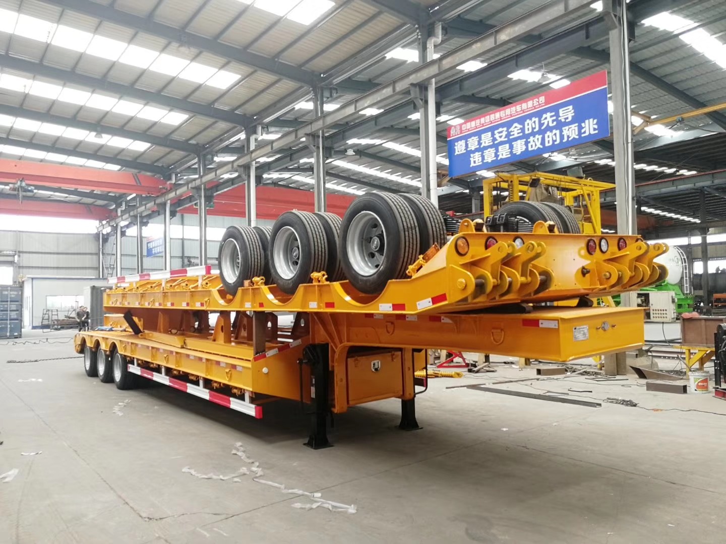 100T Low Bed Heavy Duty Semi Trailers / 3 Axle Lowboy Trailer In ...